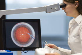 VR training lowers cataract surgery risks